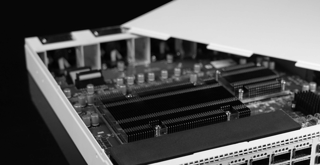 16 портов по 100 Гбит/с на новом коммутаторе MikroTik CRS520-4XS-16XQ-RM